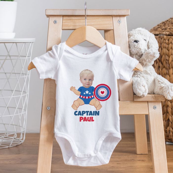 Personalisierbarer Baby Body mit Superheld/in
